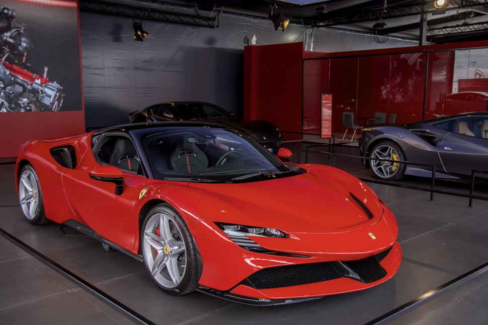 Ferrari SF90 Stradale 4.0 V8 (1000 Hp) Plug-in Hybrid Automatic